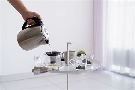 커피 테이블과 남자 손 주전자를 들고 차를 만들기위한 뜨거운 물을 붓는 가정 생활에 대한 스톡 사진 및 기타 이미지 가정 생활 가정 주방 가정의 방 Istock