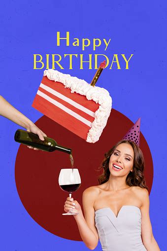 생일 축하 소녀 홀드 와인 잔 병 붓 파티 축하 케이크 촛불 소원 그린 배경에 고립 된 수직 사진 콜라주 20 24세에 대한 스톡 사진 및 기타 이미지 Istock