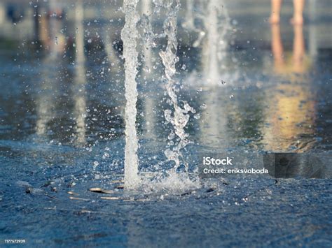 마을 광장에 마른 분수 가까이 보기 많은 방울분수 코팅에 물 줄기 튀는 아이들은 분수 근처 맨발로 선택적 소프트 포커스 흐린 배경 강철에 대한 스톡 사진 및 기타 이미지