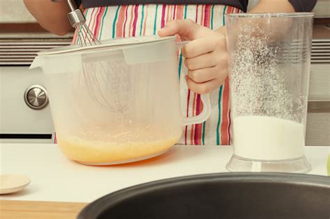 요리 반죽 소녀는 부엌에서 그릇에 설탕믹서 치킨 계란으로 친다 가정 생활에 대한 스톡 사진 및 기타 이미지 가정 생활 가정 주방 가정의 방 Istock