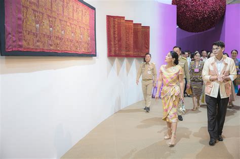 Royal World Thailand รอยัล เวิลด์ ประเทศไทย พระบาทสมเด็จพระวชิรเกล้าเจ้าอยู่หัว ทรงพระกรุณา