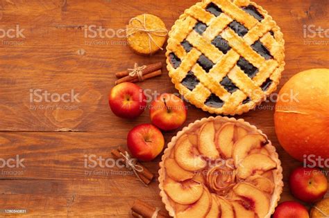 추수 감사절 베리와 사과 나무 표면에 다양한 파이 상단 보기 0명에 대한 스톡 사진 및 기타 이미지 0명 11월 가을 Istock