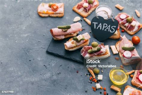 전형적인 스페인 타파스 개념입니다 개념 등 다양 한 조각 Jamon 쵸 릿 죠 살라미 올리브 고추 멸 치 매운 감자 그릇 0명에 대한 스톡 사진 및 기타 이미지 Istock