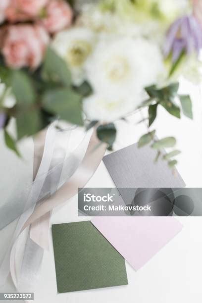 비즈니스 카드를 빈 공간을 복사 합니다 화창한 봄 아침 거실에서 아름 다운 고급 나무 테이블에 유리 꽃병에 혼합된 꽃의 꽃다발 가벼운에 대한 스톡 사진 및 기타 이미지