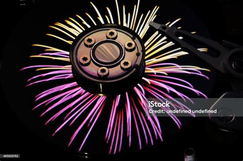 닫기 최대의 오픈 컴퓨터 하드 디스크 드라이브 조명 효과와 반사 배경입니다 기업 재무와 산업에 대한 스톡 사진 및 기타 이미지 기업 재무와 산업 데이터 디스크