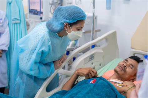 លោកជំទាវបណ្ឌិត ពេជ ចន្ទមុន្នី ហ៊ុនម៉ាណែត អញ្ជើញចុះសួរសុខទុក្ខកងទ័ពជួរមុខ