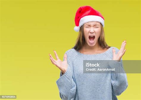 이상의 크리스마스 모자를 입고 젊은 아름 다운 백인 여자 배경 미친 격리 하 고 미친 소리 하 고 적극적인 식와 팔 발생 함 좌절 개념입니다 감정에 대한 스톡 사진 및 기타