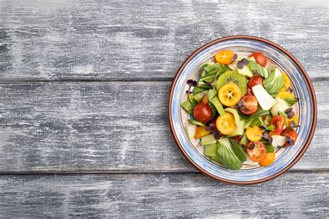 팩 최 양배추 키위 토마토 금쿼트 회색 나무 배경에 마이크로 그린 새싹의 채식 샐러드 상단 보기 플랫 레이 복사 공간 0명에 대한 스톡 사진 및 기타 이미지 Istock