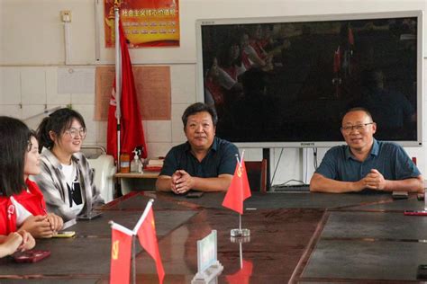 童心向党从红岩中江姐绣红旗到红领巾的誓言吉首大学三下乡红色故事分享会 大学生网报
