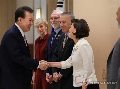 尹锡悦接见美国会韩国问题研究小组代表团 韩联社