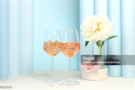 우아한 현대적인 배경에 알코올 칵테일 Aperol Spritz 샴페인과 모란 꽃이 있는 현대 여름 정물 바 및 휴일 파티 카페 광고 배너 선택적 초점에 대한 최소한의 개념
