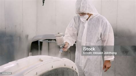 자동차 화가는 머리에 Ppe를 착용하고 입에 고글을 착용합니다 페인트 부스에 서서 공기 제어실에서 자동차를 스프레이 페인트합니다