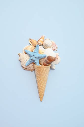 파란색 배경에 아이스크림 콘에 있는 조개껍데기와 불가사리 사본 공간 Fot 텍스트 갑각류에 대한 스톡 사진 및 기타 이미지 갑각류 개념 골동품 Istock