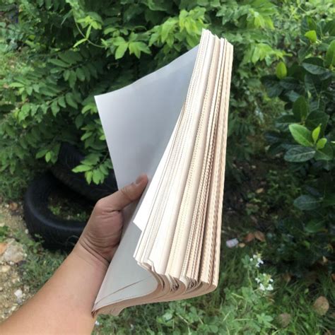 กระดาษห่อฝรั่ง ขนาด 8x12 นิ้ว จำนวน 1 กก มีประมาณ 300เเผ่น เป็นกระดาษเคลือบพลาสติก เหนียว กัน