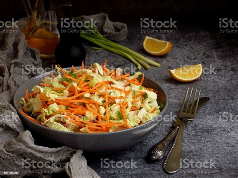 양배추 당근 어두운 배경에 회색 점토 접시에 파 슬 리와 신선한 야채 샐러드 콜 양배추 샐러드입니다 코울슬로에 대한 스톡 사진 및 기타 이미지 Istock
