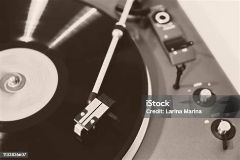 턴테이블 비닐 레코드 플레이어 디스크 자키에 대 한 복고풍 오디오 장비 Dj가 재생 음악을 혼합 하는 사운드 기술 블랙 비닐