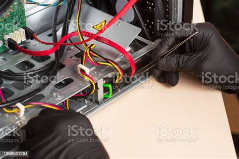 마법사는 도구와 손으로 개인용 컴퓨터를 복구합니다 컴퓨터의 분해를 예비 부품으로 분해 Cpu에 대한 스톡 사진 및 기타 이미지