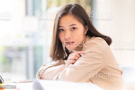 쇼룸에서 재료 샘플 보드작업하는 건축가 또는 인테리어 디자이너 부동산 가정 장식의 사업 창의적인 사람들이 일터에서 일합니다 사무실 책상에서 컬러 팔레트로 작업하는 젊은