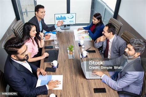 인도 사업가들은 사무실 회의실에서 프레젠테이션을 만나 Tv 화면에 차트 인포그래픽을 보여 회사의 성장과 빅 데이터 분석을 보여줍니다 전자 상거래 전자 비즈니스 상단 각도