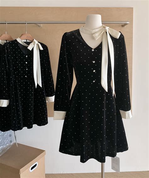 포앤바이앤 리본타이 블랙 벨벳 원피스 브이넥 퍼프 롱슬리브 도트 땡땡이 슬리밍 앞단추 플레어 미니원피스 청순 고급 여친 데이트룩 연말 모임룩 행사룩 겨울