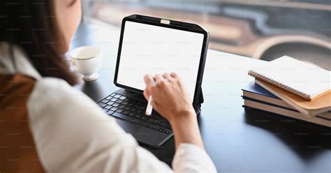 디지털 태블릿의 화면을 가리키는 스타일러스 펜을 들고 있는 여성 프리랜서의 뒷모습 사진 Unsplash의 태국 이미지