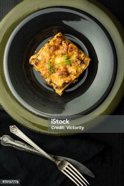 다진된 쇠고기 Bolognese 소스와 어두운 접시에 바 질 전통적인 라자 냐 이탈리아 요리입니다 0명에 대한 스톡 사진 및 기타 이미지 Istock