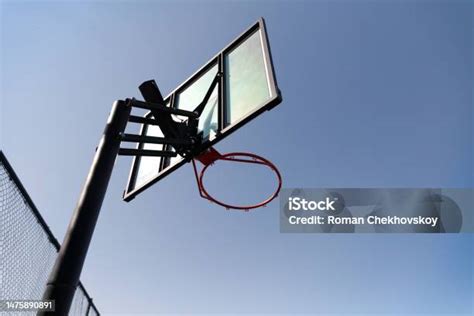 야외에서 길거리 반지 푸른 하늘을 배경으로 하고 공간을 복사합니다 도시 청소년 게임 거리에 대한 스톡 사진 및 기타 이미지 거리 골 스포츠 장비 길거리농구 Istock