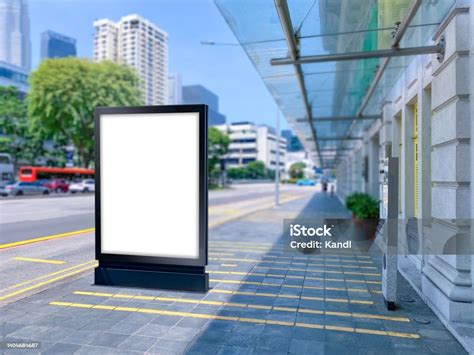 빈 수직 광고 포스터 배너 모형 버스 정류장 대피소에서 주요 도로 도심에서 집 밖 Ooh 광고판 미디어 디스플레이 공간 클라크 부두 지역 버스 정류장 포스터에 대한 스톡