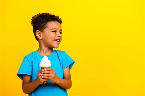 곱슬 머리를 입은 귀여운 아이의 사진 아이스크림을 들고있는 파란색 티셔츠 판매 빈 공간을 생생한 노란색 배경에 고립 된 빈 공간보기 4 5세에 대한 스톡 사진 및 기타