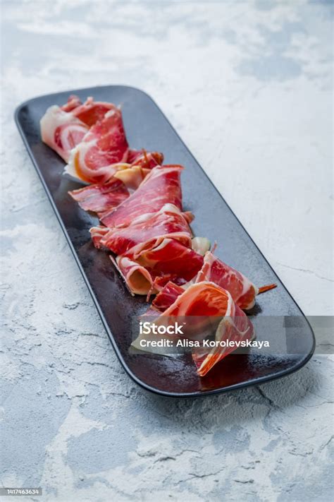 스페인 자몬 흰색 콘크리트 테이블에 접시에 얇게 썬 파르마 햄 수직 0명에 대한 스톡 사진 및 기타 이미지 0명 고기 다리 신체 부분 Istock
