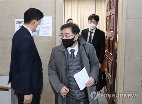 회의장 나서는 이헌 변호사 연합뉴스