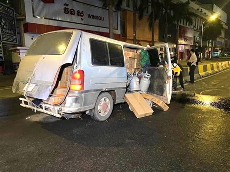 តៃកុងរបួសធ្ងន់ ខណៈបេីករថយន្ដ សាំយ៉ុង ពន្លះរបាំងថ្មពុះចែកទ្រូងផ្លូវយ៉ាងពេញទំហឹង