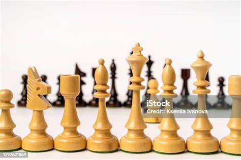 체스 조각의 행은 흰색 배경에 서로 반대 서 0명에 대한 스톡 사진 및 기타 이미지 0명 경영자 경쟁 Istock