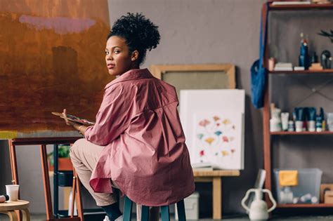 핑크 셔츠를 입은 아름다운 아프로 여성 아티스트 그녀의 홈 스튜디오에서 캔버스에 그림 여자에 대한 스톡 사진 및 기타 이미지 여자 아트 스튜디오 여자만 Istock