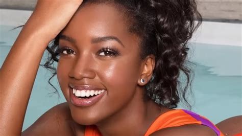 Cantora Iza Surge De Biquini Fio Dental Quase Nua E Choca Web Youtube
