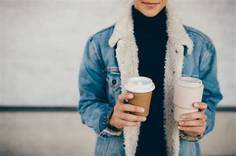 종이 컵과 재사용 가능한 친환경 보관컵을 들고 있는 여성 30 34세에 대한 스톡 사진 및 기타 이미지 30 34세 개념 건강한 생활방식 Istock