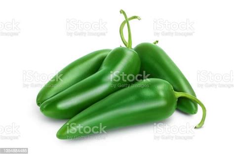 흰 배경에 고립 된 할라페노 고추 클리핑 경로와 전체 깊이의 녹색 칠리 페퍼 건강한 식생활에 대한 스톡 사진 및 기타 이미지 건강한 식생활 고추류 드레싱 식품