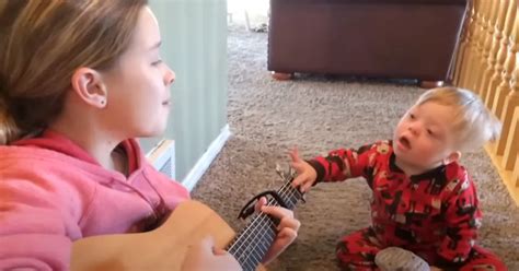 Liefdevol Grote Zus En Kleine Broer Met Down Zingen Samen Nederland Zingt