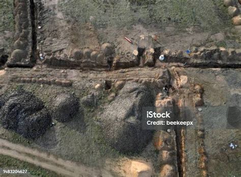 건설 현장의 하수도 굴착 및 흙 더미 문서 드론 사진 운영자와 함께 참호의 행은 자전거의 빠른 메신저에 의해 매핑됩니다 하수관 상부 전망 가리기에 대한 스톡 사진 및 기타