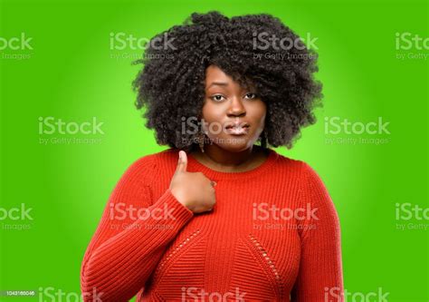 행복 하 고 손가락으로 가리키는 표현 와우 제스처 응원 놀 가리키기에 대한 스톡 사진 및 기타 이미지 가리키기 감정