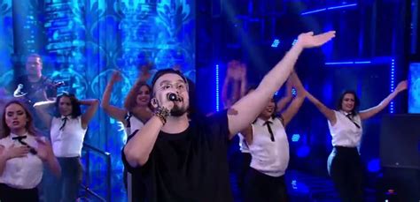 Luan Santana Surpreende Cantando Elvis Presley E Incendeia Plateia Do Domingão Tv Gshow