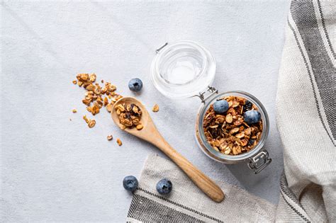 가벼운 배경에 항아리에 견과류와 신선한 블루 베리를 곁들인 수제 구운 그라 놀라 아침 식사로 건강한 채식 뮤 즐리 0명에 대한 스톡 사진 및 기타 이미지 Istock