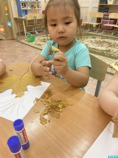 «Осеннее дерево Аппликация из сухих листьев во второй младшей группе