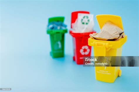 파란색 배경에 재활용 기호가 있는 노란색 녹색 및 빨간색 재활용 쓰레기통 도시를 깔끔하게 유지 재활용 기호를 떠난다 자연 보호 개념 0명에 대한 스톡 사진 및 기타 이미지