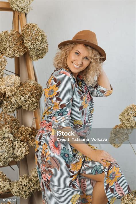 모자를 쓰고 곱슬 머리를 가진 아름다운 금발 의 여자 천연 건조 수국꽃으로 만든 가을 양식화 사진 공간 35 39세에 대한 스톡 사진 및 기타 이미지 Istock