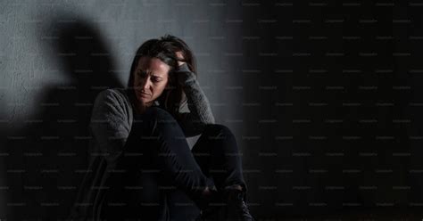 어둠 속에서 혼자 앉아 생각하는 슬픈 중년 여성 사진 Unsplash의 슬로바키아 이미지