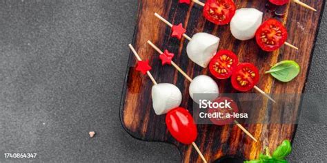 꼬치에 꽂힌 카프레제 카나페 모짜렐라 치즈 토마토 전채 샐러드 핑거 푸드 맛있는 건강식 요리 애피타이저 식사 식탁 위의 간식 0명에 대한 스톡 사진 및 기타 이미지 Istock
