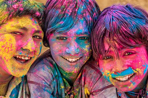 그룹행복함 인도어 소년 게임하기 홀리 사막 타운명을 인도 홀리에 대한 스톡 사진 및 기타 이미지 홀리 전통 페스티벌 3