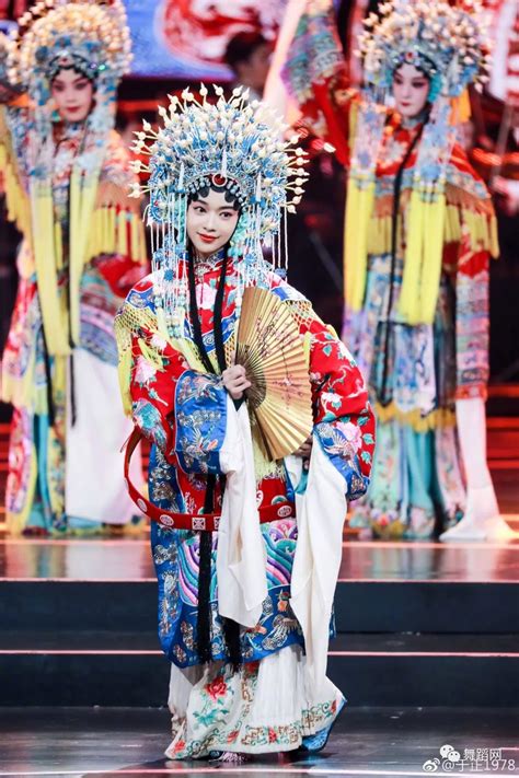 迪丽热巴表演芭蕾，吴谨言表演京剧，造型惊艳力压群芳 搜狐大视野 搜狐新闻