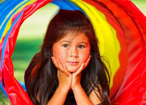 Het Jonge Meisje Spelen Stock Foto Image Of Kleuterschool